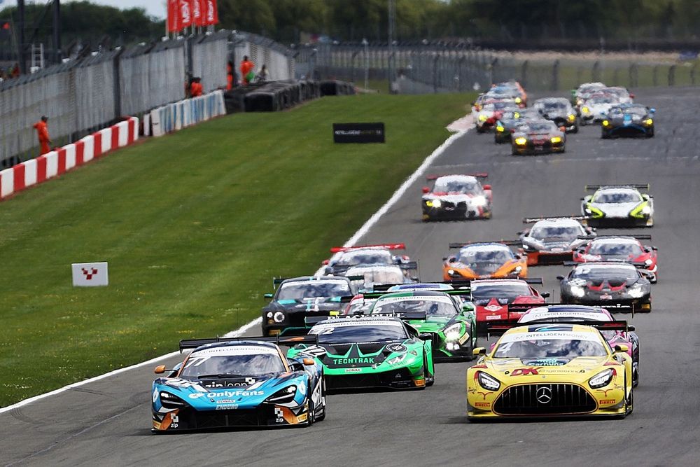 McLaren masterclass in British GT as BTCC supports thrill at Thruxton