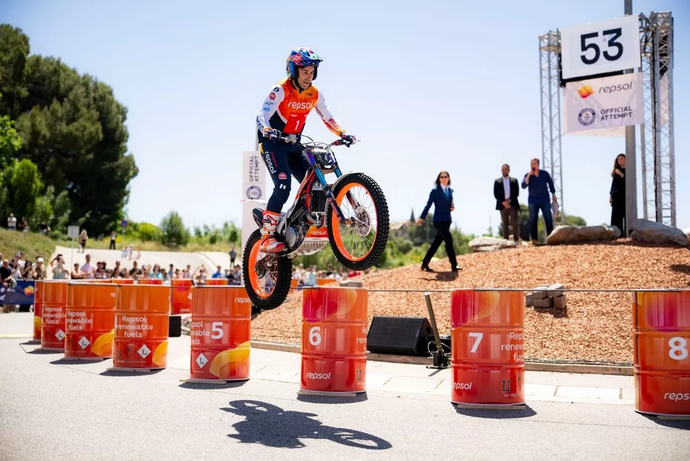 Toni Bou vuelve a desafiar lo imposible y suma otro Récord Guinness