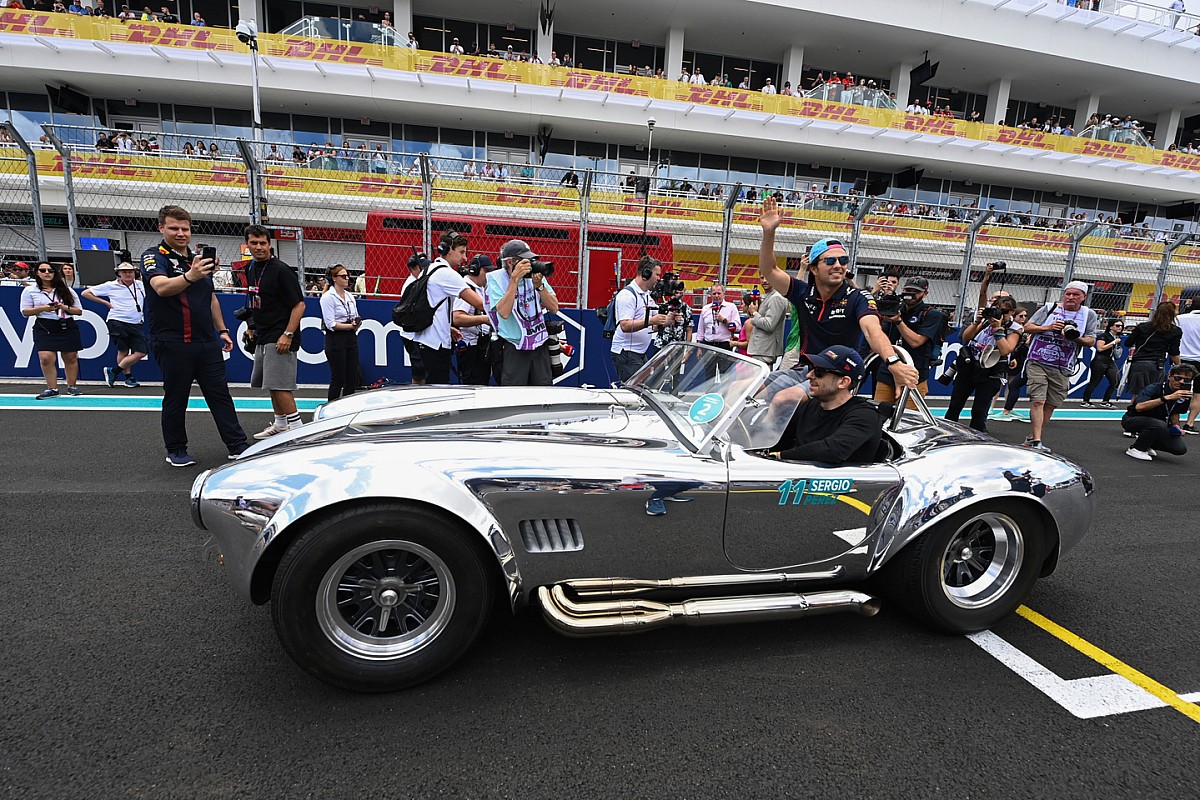 Perez berispt voor te laat verschijnen bij rijdersparade in Miami