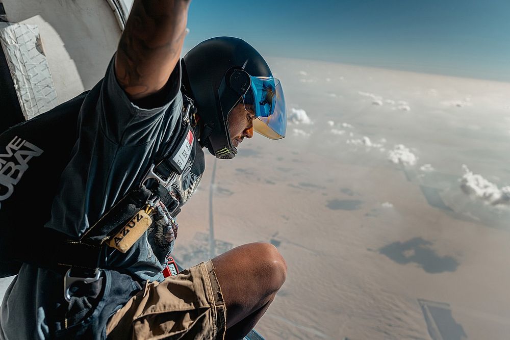 Hamilton durva ejtőernyőzése – Wolff jobb, ha becsukja a szemét