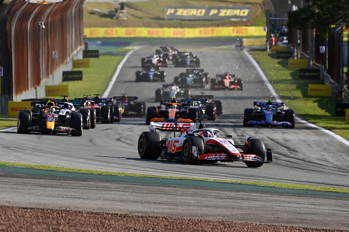 La F1 debe ser "cauta" sobre cambiar las carreras sprint, dice Brawn
