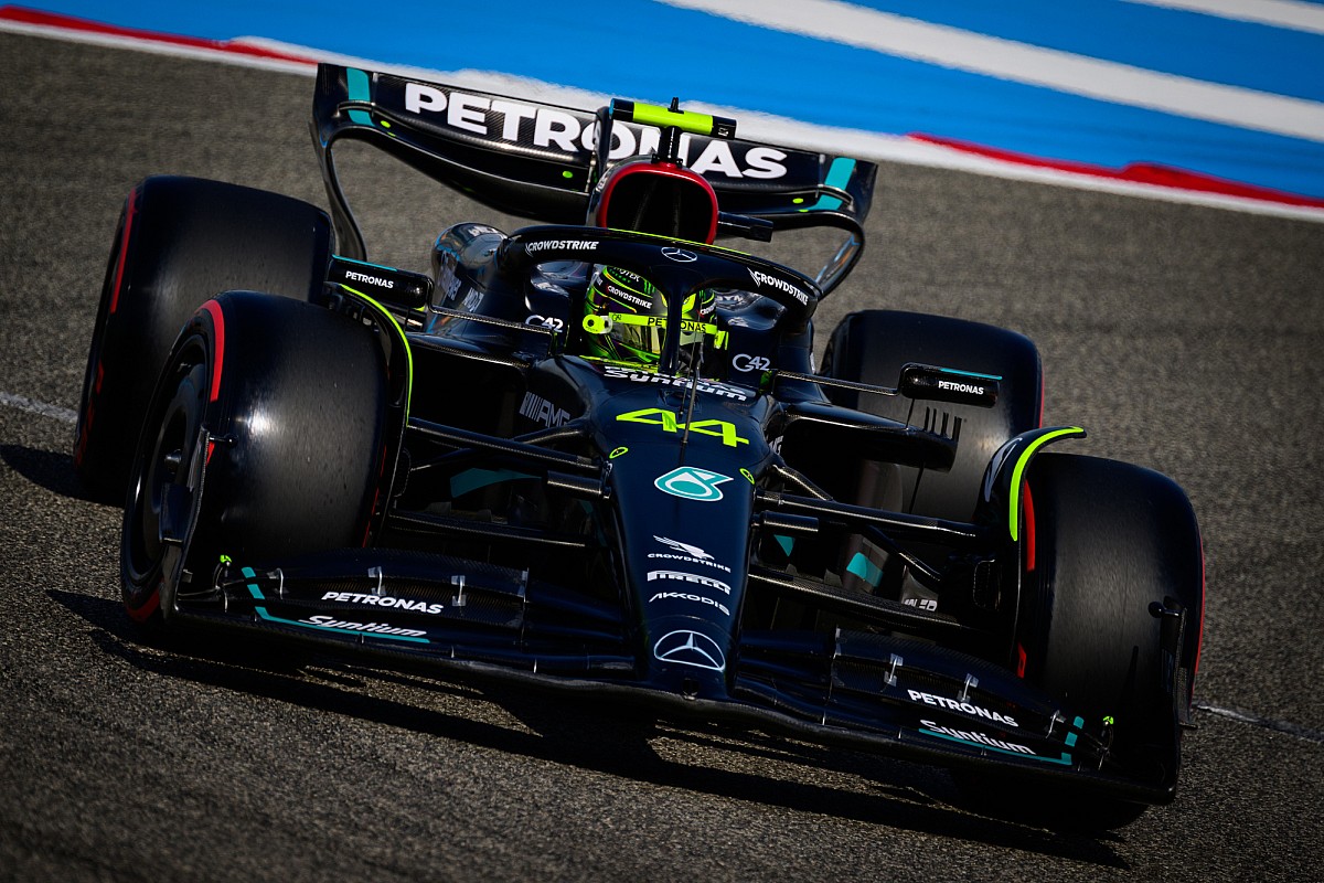 Hamilton wijst pijnpunt W14 aan: "Cockpit zit te ver naar voren"