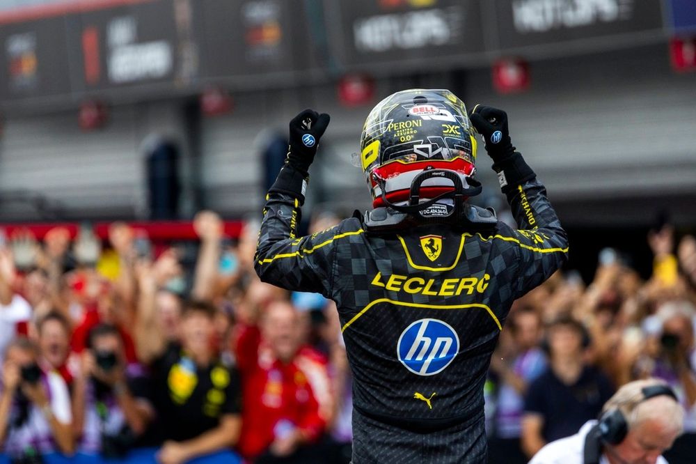 Leclerc geëmotioneerd na 'verrassende' F1-zege in Monza