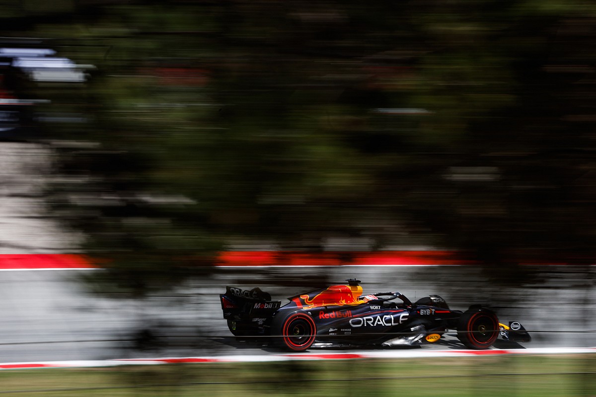 VIDEO: Verstappen merkt ringtone Helmut Marko op tijdens VT2 F1 Spanje