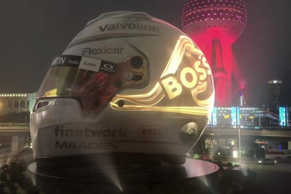 Vídeo: BOSS expone en Shanghai el casco especial de Alonso para China