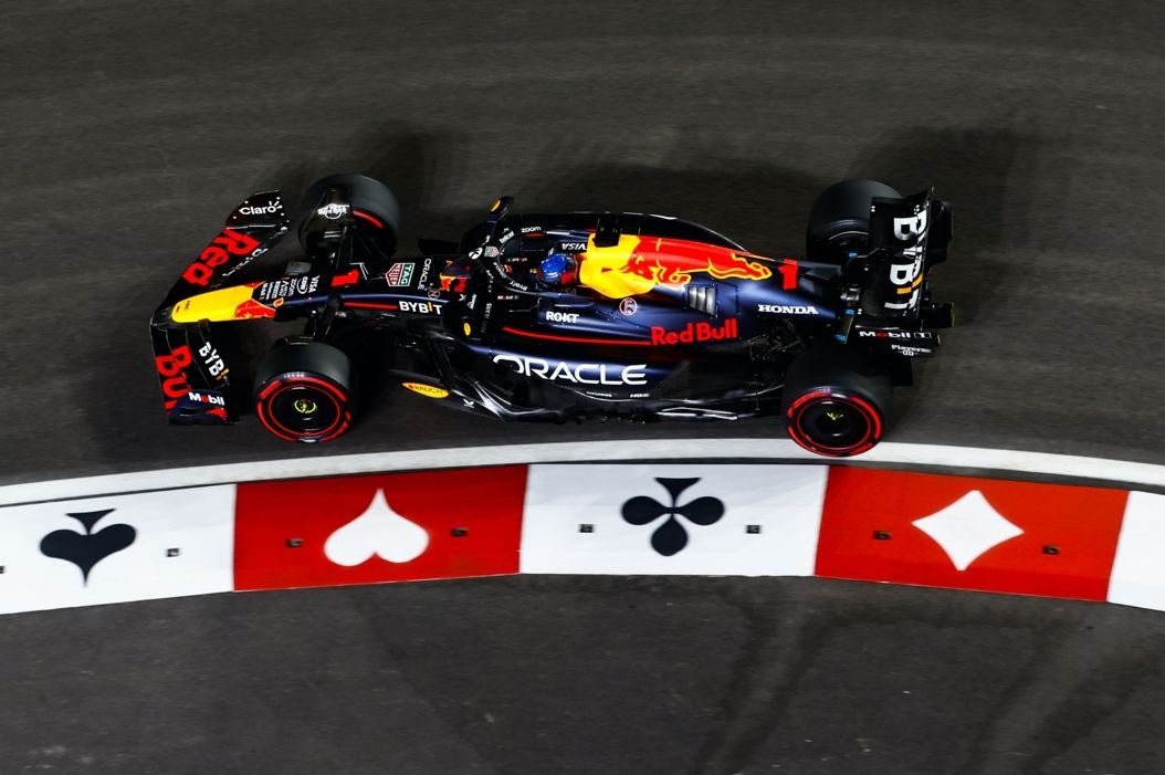 VIDEO: Max Verstappen verremt zich volledig in VT2 F1 Las Vegas