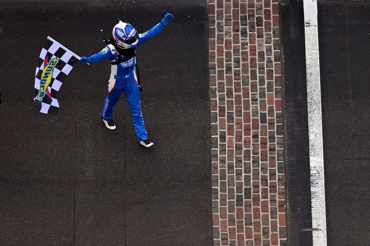 NASCAR Cup: Larson gana una dramática Brickyard 400