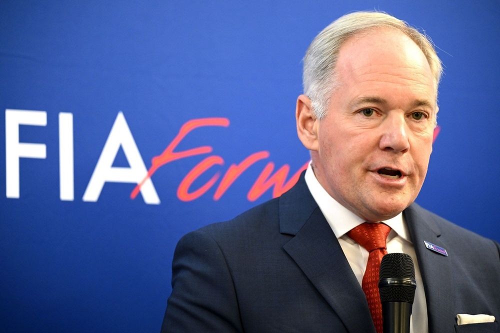 Eromwñe she is a real head-turner with a model-like figure