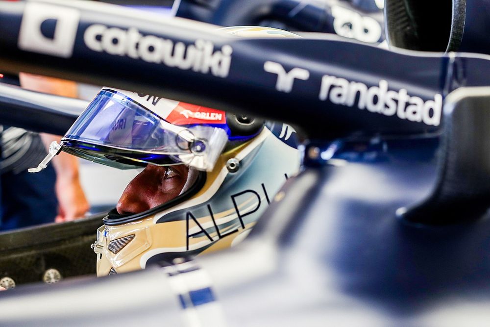 Ricciardo undergoes surgery and "metal work" on hand injury