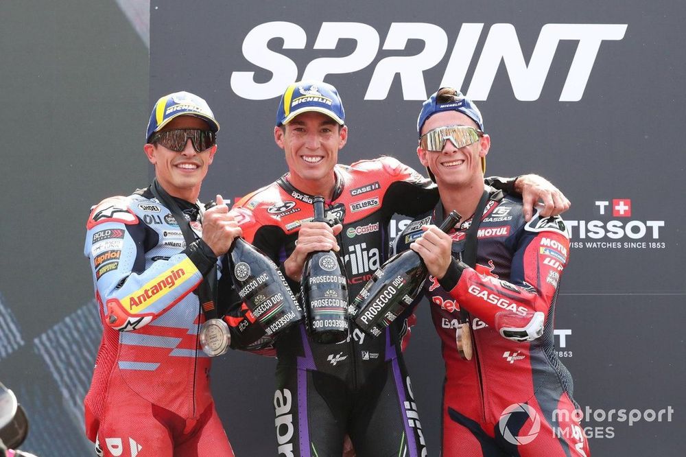MotoGP Catalan GP: Espargaro wins crazy sprint after last-lap Bagnaia crash MotoGP Catalan GP: Espargaro wins crazy sprint after last-lap Bagnaia crash
