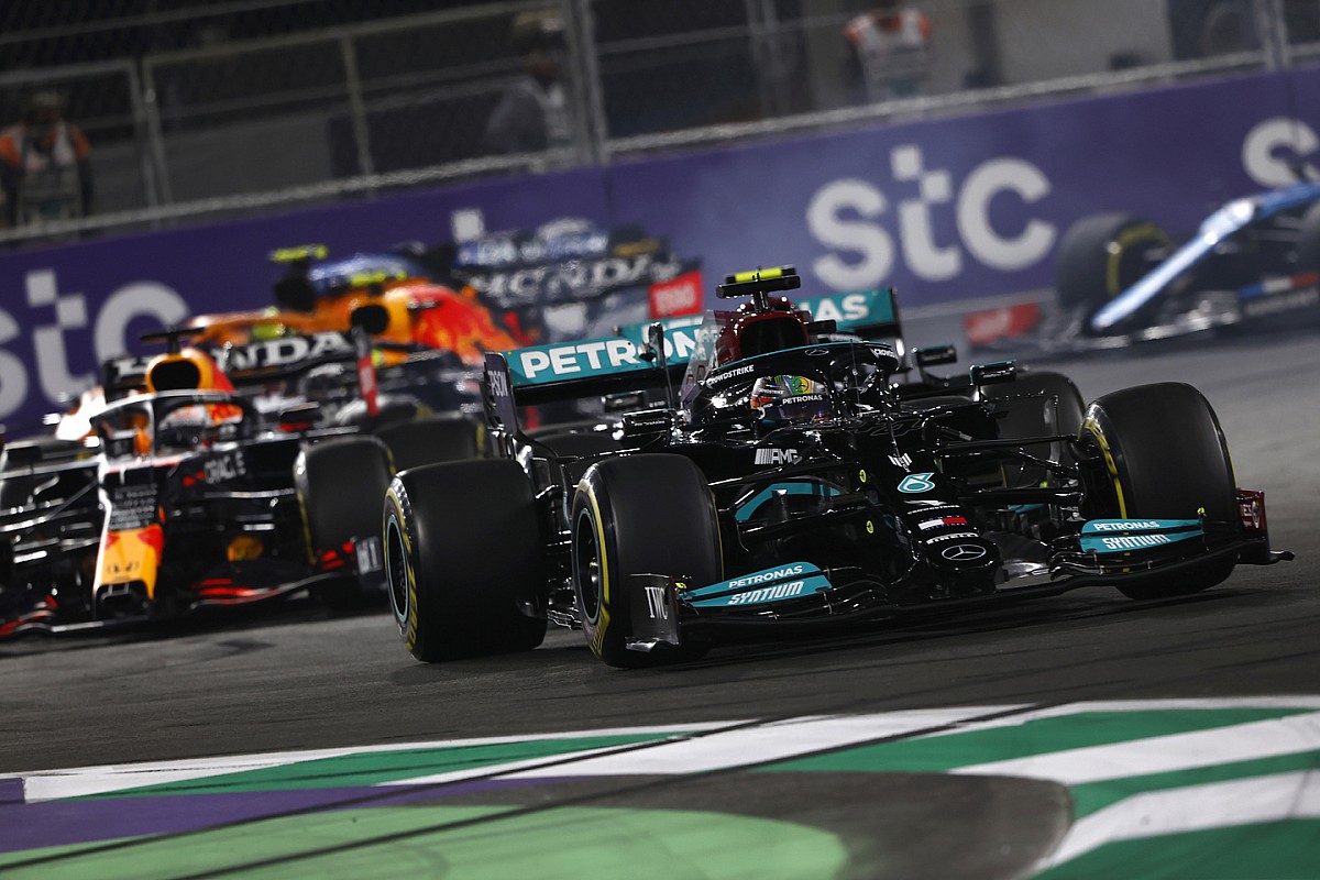 F1 Saudi Arabian GP: Hamilton beats Verstappen to go level on points in ...
