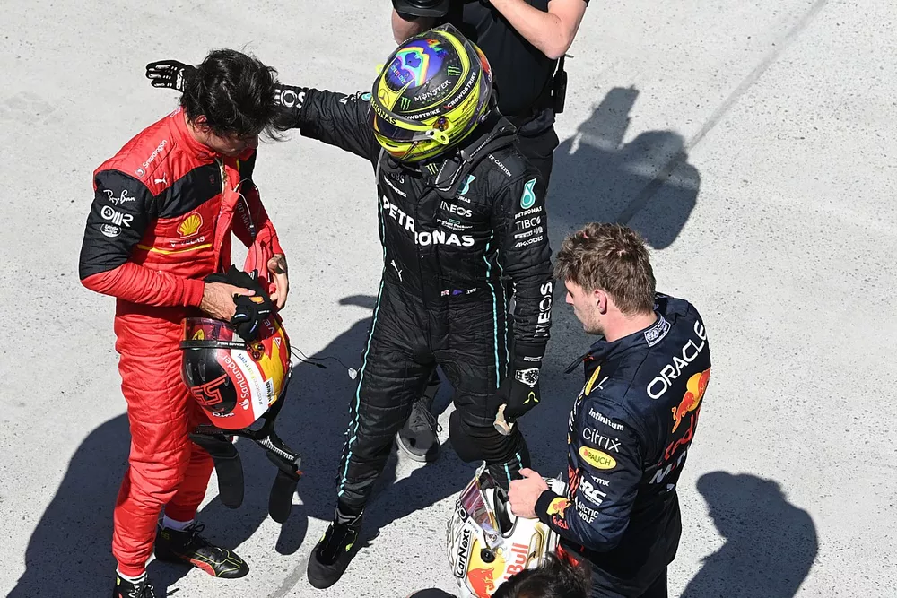 Mercedes anima a Carlos Sainz en Twitter y Ferrari responde