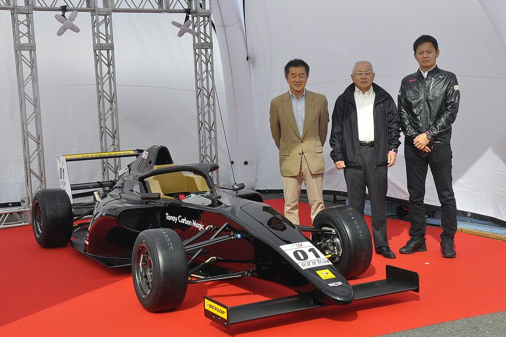 2024年導入のFIA F4次世代車両がお披露目。車名は『MCS 4-24/TOM'S』、服部尚貴がもてぎでデモラン