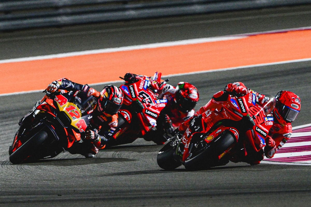 MotoGP Qatar: Márquez gana una alocada carrera