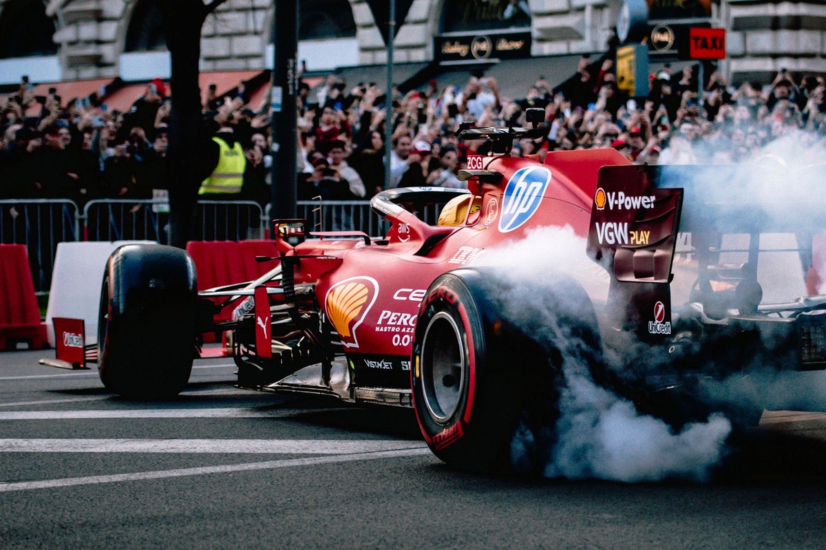 Hamilton voelt de druk van Ferrari-fans: "Ze smachten naar e ...