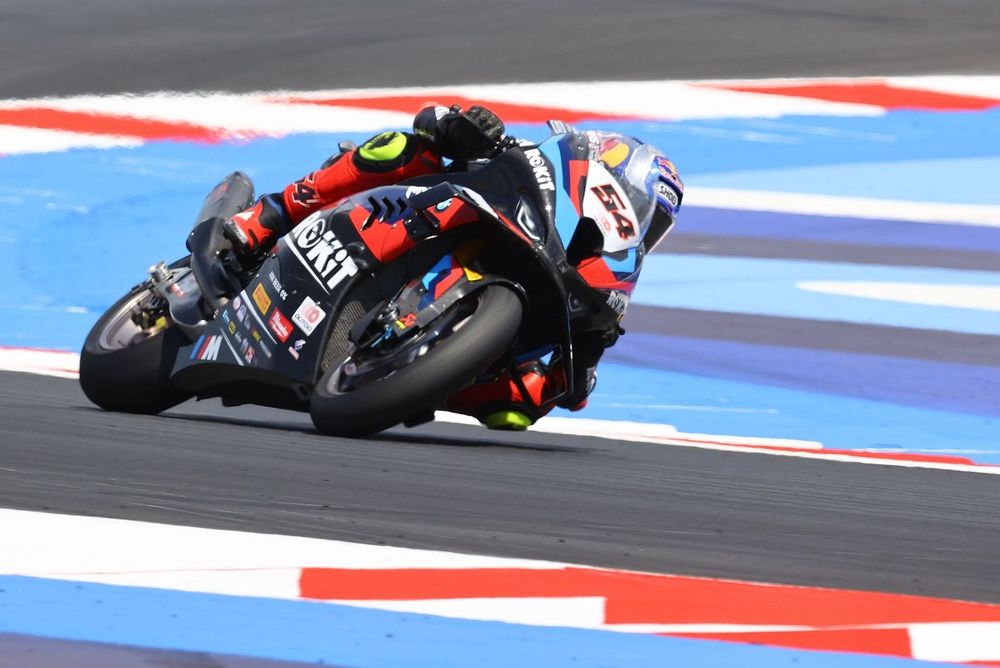 Razgatlioglu voltooit WSBK-hattrick in Misano, Van der Mark valt uit