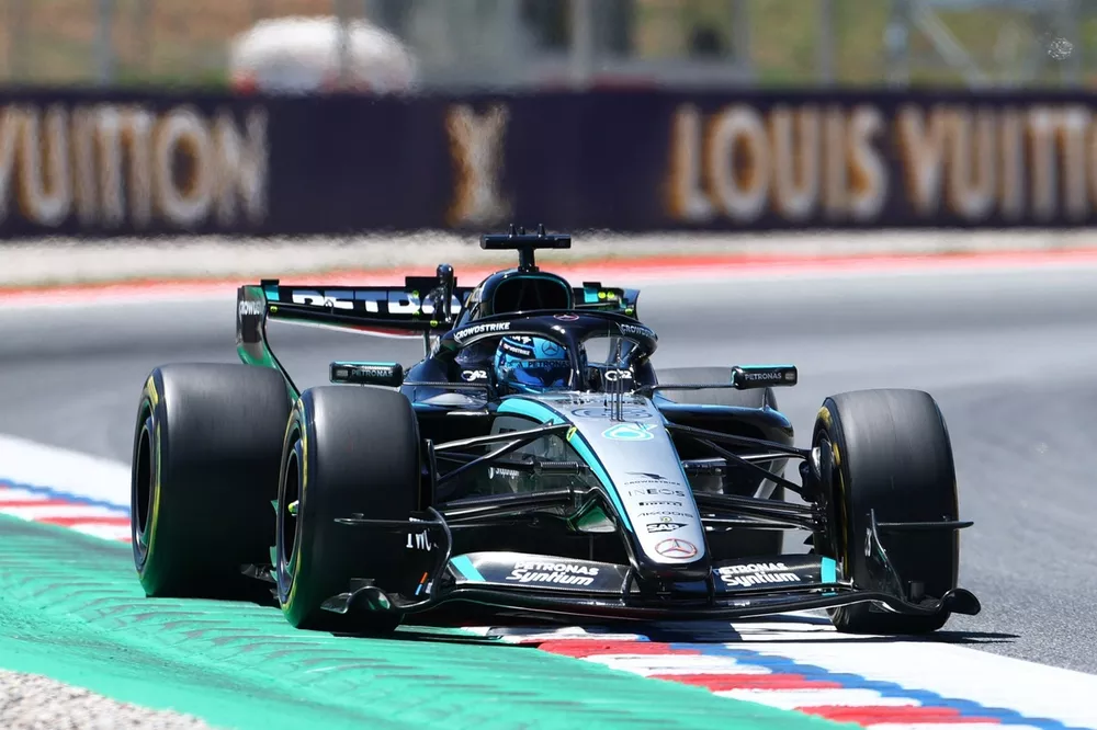 Russell lidera la FP1 en Barcelona y Aston Martin confirma sus peores ...