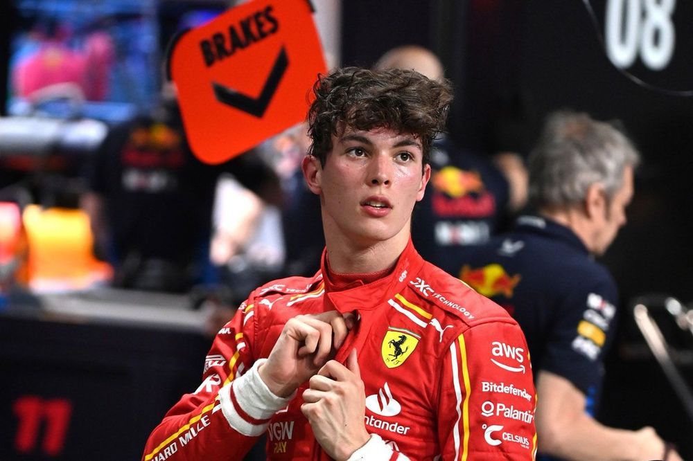 Bearman: Hamilton "pulling me out of the car" after physical F1 debut