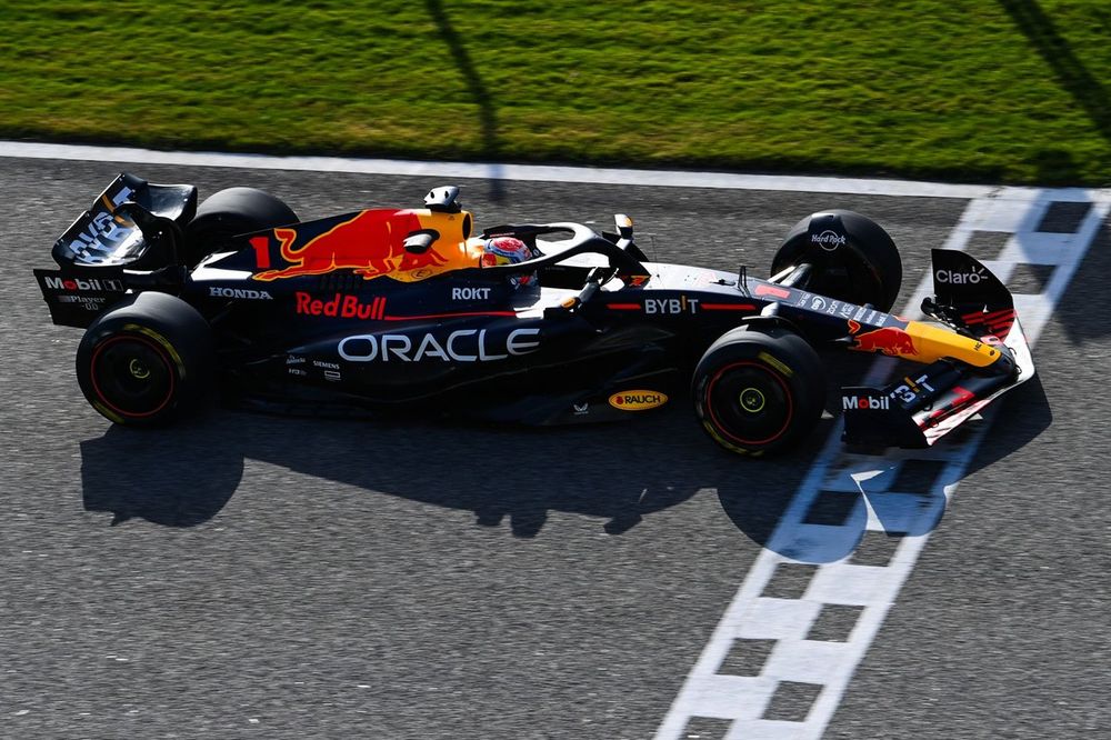 Max Verstappen maakt eerste meters in RB20 F1-auto op Silverstone