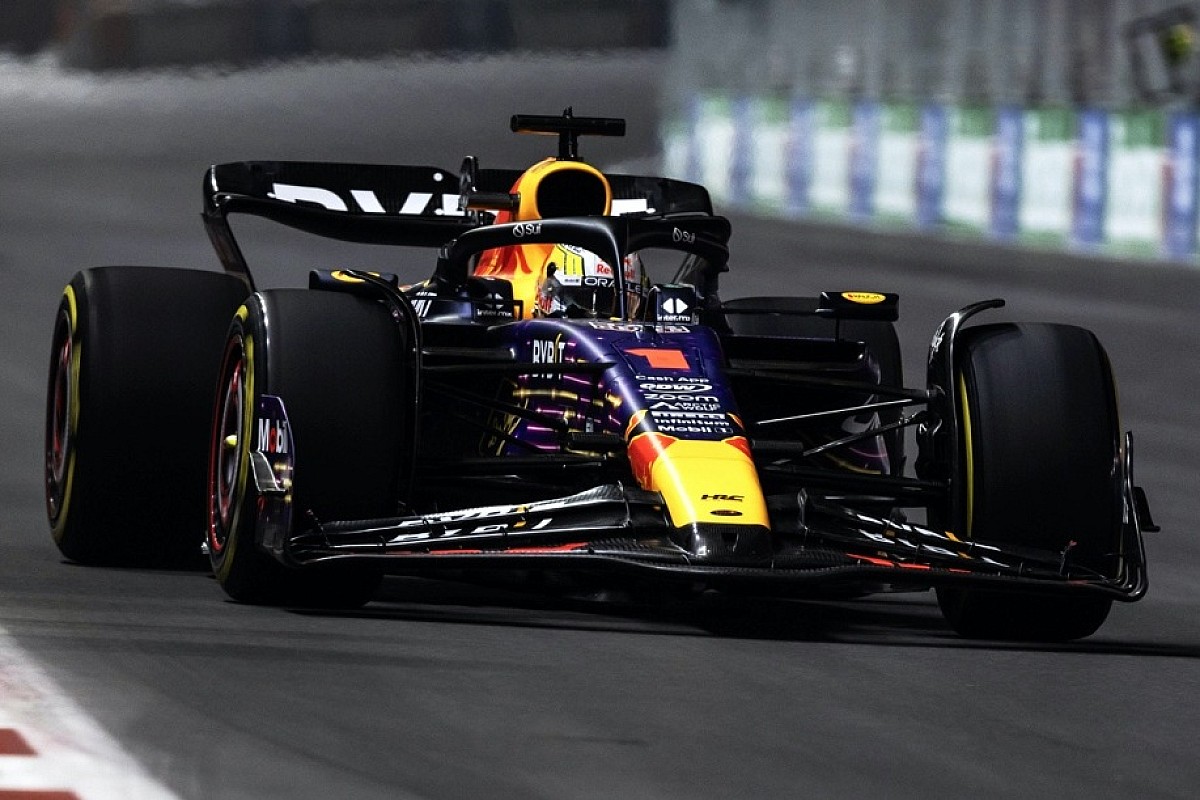 VIDEO: Max Verstappen maakt eerste meters in VT2 F1 Las Vegas