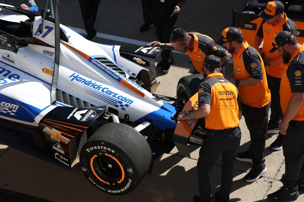 Kyle Larson crashes during mock qualifying run in Indy…