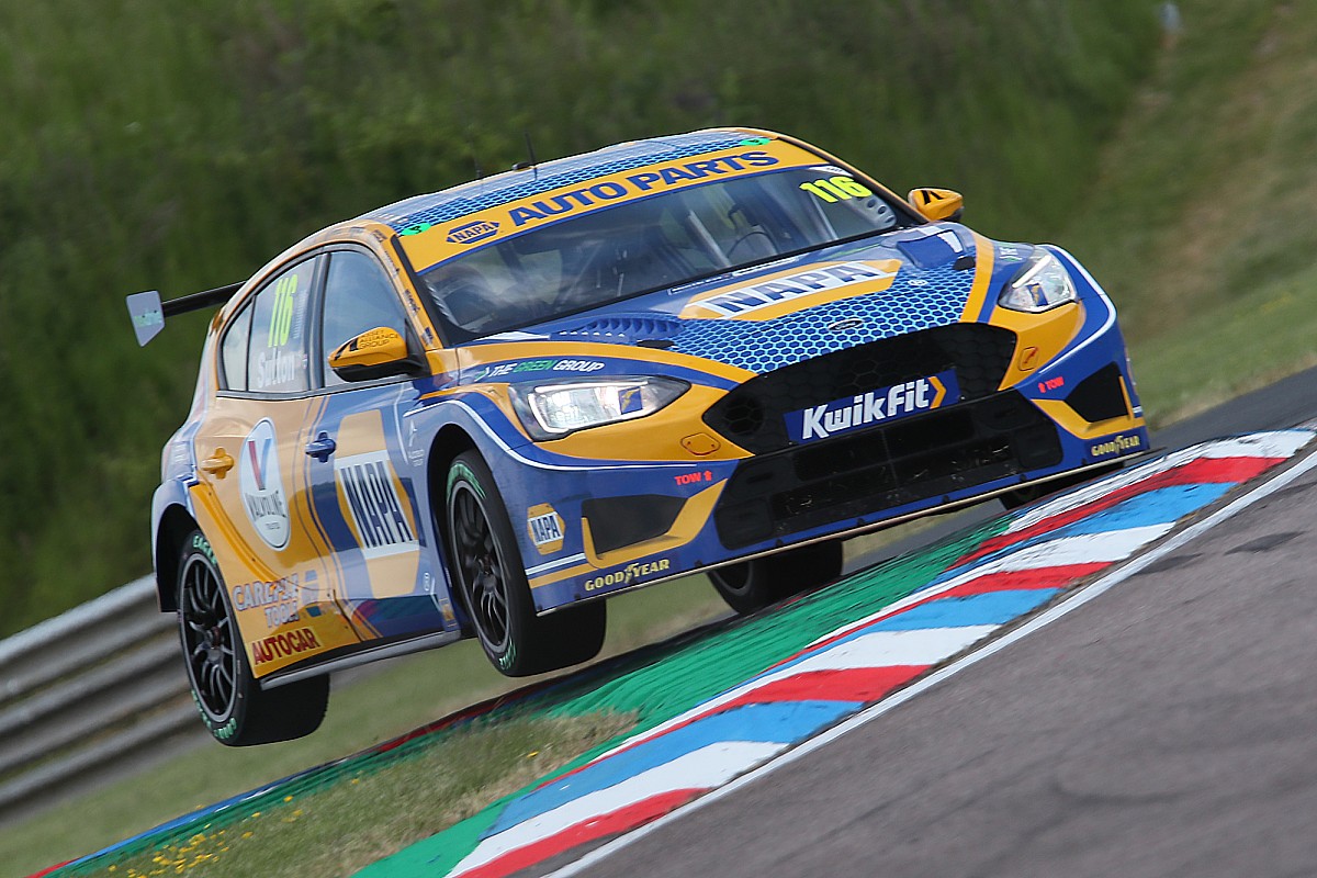 BTCC Thruxton: Sutton continues his winning streak
