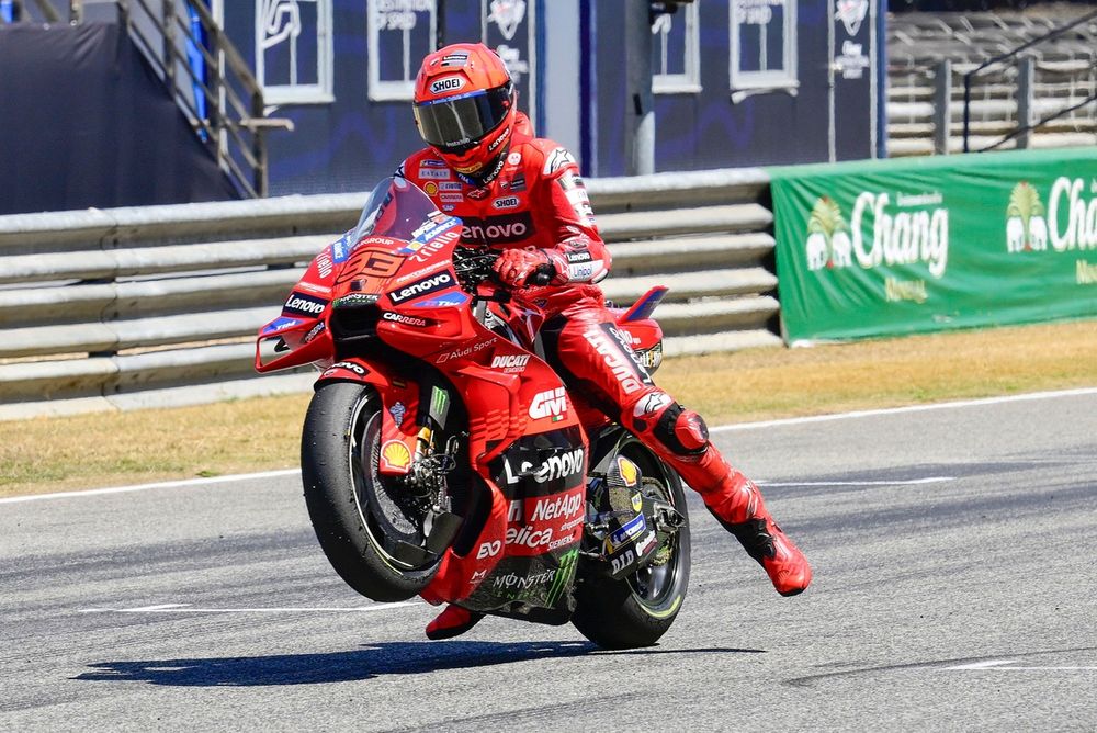 Márquez cierra la pretemporada con la 'pole' del test de Tailandia