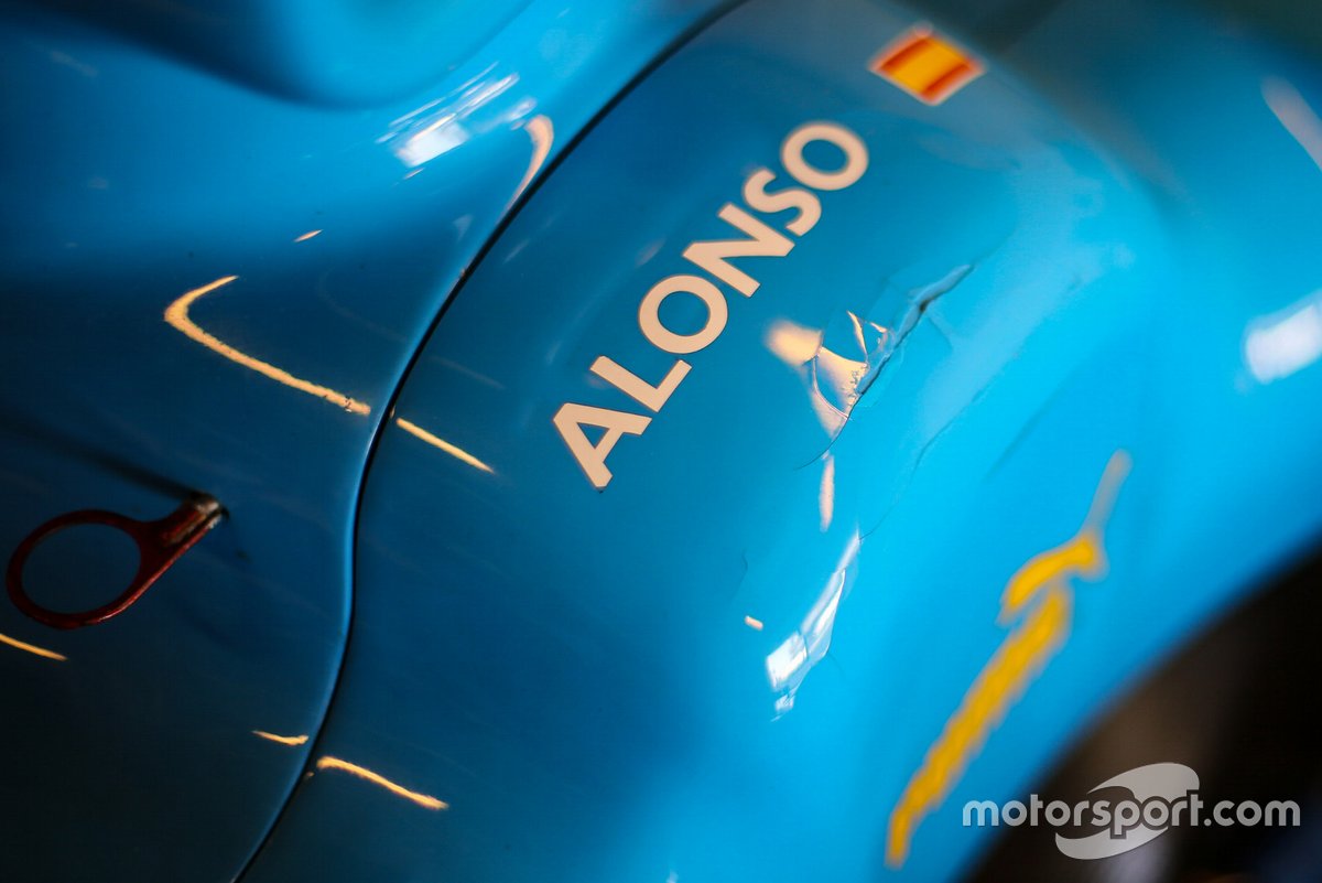 GALERÍA: el reencuentro de Alonso con el Renault R25 en Abu Dhabi