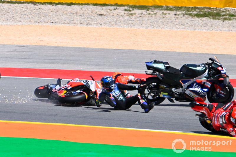 VIDEO y FOTOS: el fuerte accidente entre Márquez y Oliveira en Portugal