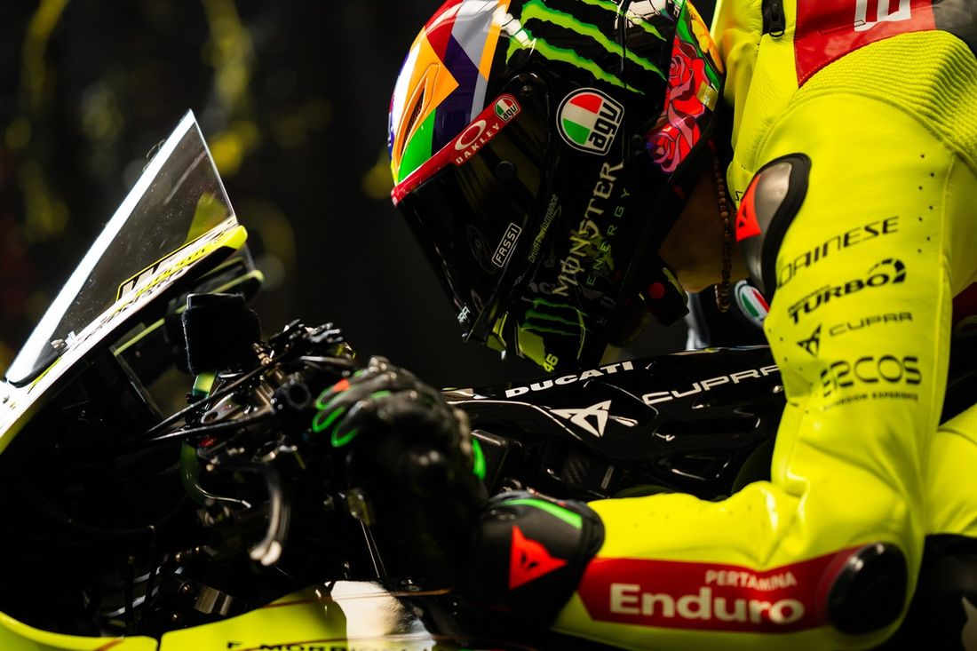 VR46、2026年は”黒い”存在へ……新カラーリング披露 MotoGP