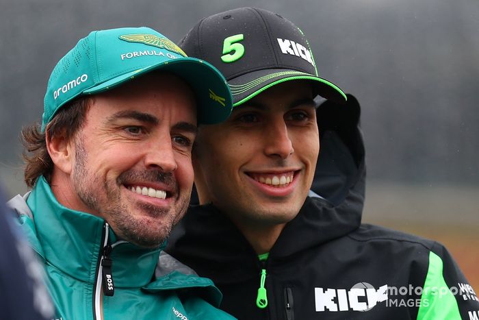 Isack Hadjar consoled by Lewis Hamilton's father after Australia GP crash