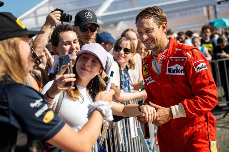 Vettel en Coulthard in actie met F1-auto's op de Nordschleife