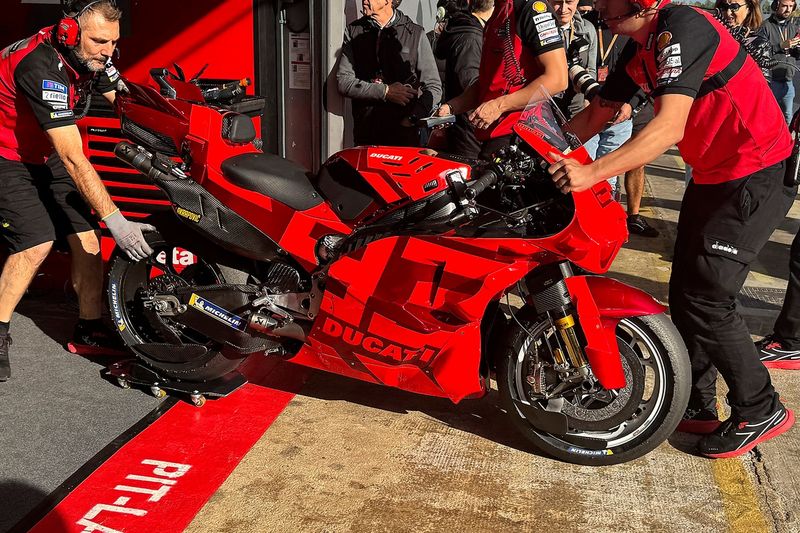 Marc Márquez inicia la era 'todo al rojo' en los test de Barcelona