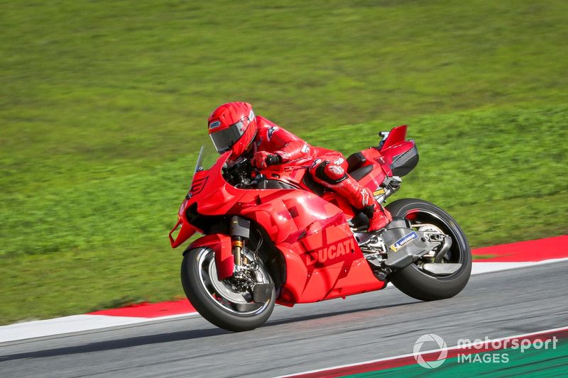 Marc Márquez inicia la era 'todo al rojo' en los test de Barcelona