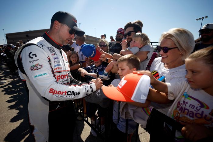 Zane Smith rides along wall sideways, flipping upside down in strange crash