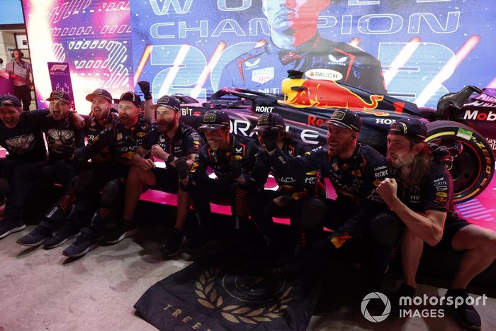 Photos - Le casque "Triple Champion du monde" de Max Verstappen