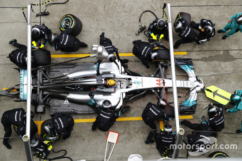 Lewis Hamilton, Mercedes AMG F1 W08, makes a pit stop at Chinese GP