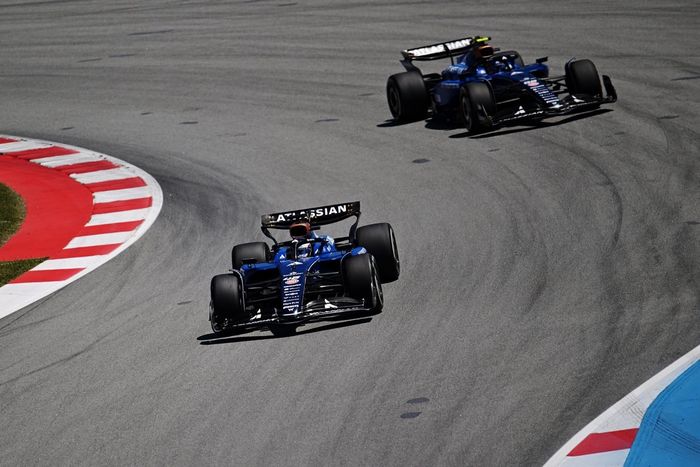 Piastri lidera la FP2 en España; Alonso sorprende 7º, a dos décimas de un McLaren