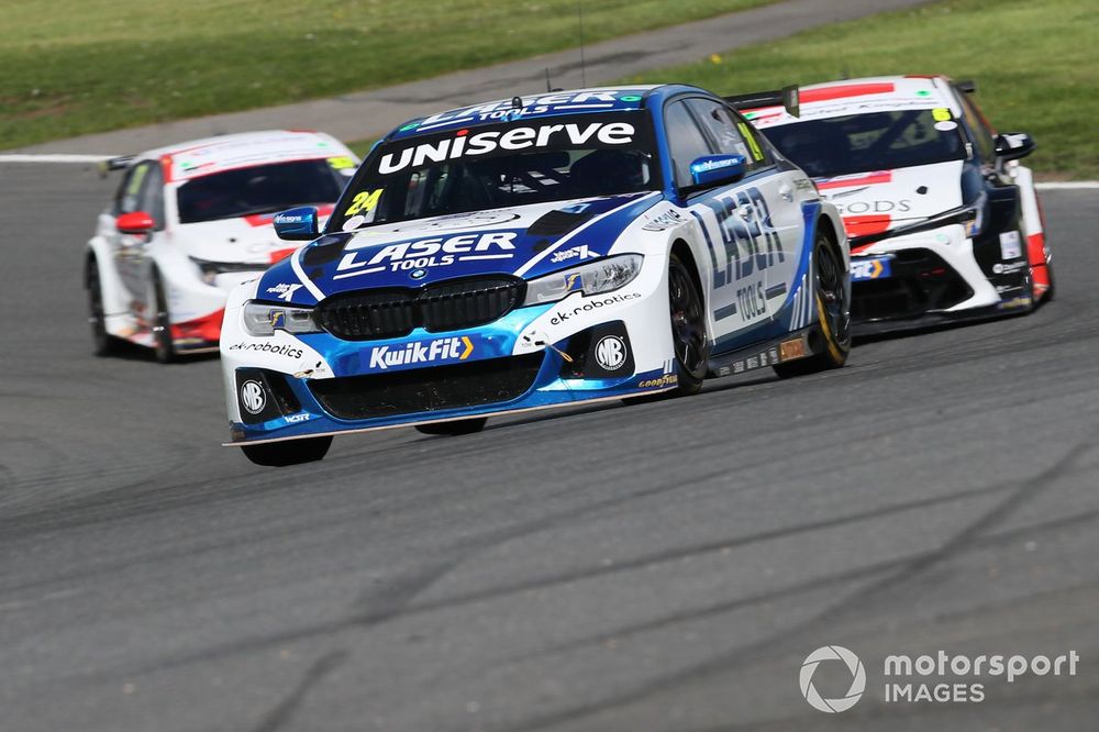 BTCC Snetterton: Sutton pips Hill in tight finish in opener ...