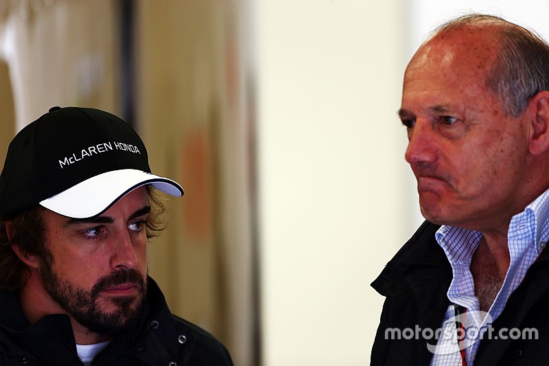 Ron Dennis tolera la frustración de Alonso