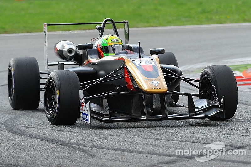 Ghorpade's difficult weekend; steady debut for Raghunathan